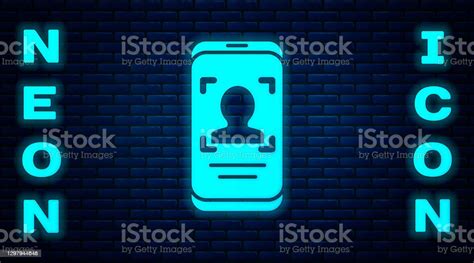 벽돌 벽 배경에 고립 된 빛나는 네온 휴대 전화와 얼굴 인식 아이콘 얼굴 식별 스캐너 아이콘입니다 얼굴 Id 사이버 보안 벡터 감지기에 대한 스톡 벡터 아트 및 기타 이미지