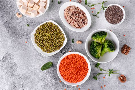 복사 공간이 있는 회색 배경에 슈퍼 푸드 견과류 콩 채소 및 씨앗 0명에 대한 스톡 사진 및 기타 이미지 0명 가루로 빻은 강황 Istock