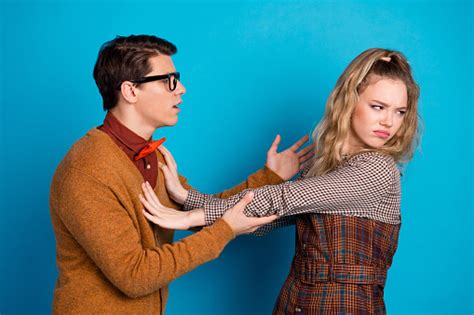 복고풍 옷을 입은 젊은 커플이 관계와 감정을 묘사하는 파란색 배경과 상호 작용합니다 남자에 대한 스톡 사진 및 기타 이미지 남자 여자 16 17 살 Istock