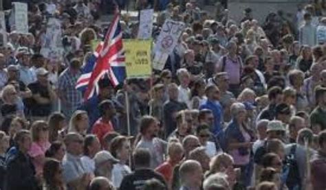 Арести и сблъсъци с полицията при протест в Лондон срещу локдауна Информационна агенция ПИК