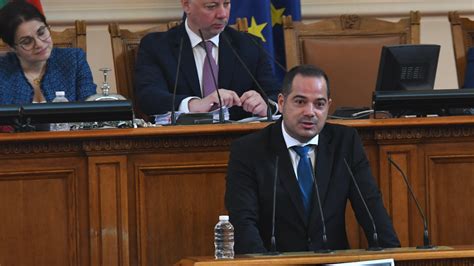 Министър Стоянов Работи се по различни версии за взрива в склада за боеприпаси в Карнобат