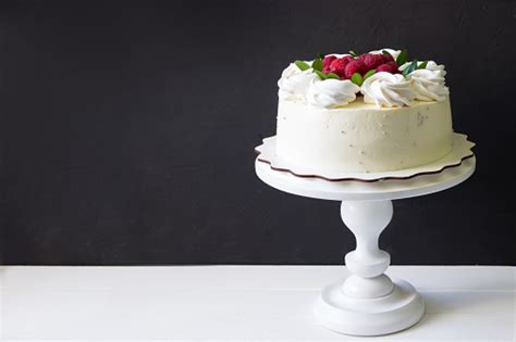 흰색 스탠드에 신선한 라즈베리와 맛있는 베리 케이크 검은 배경 베리 케이크 템플릿 거품 내기에 대한 스톡 사진 및 기타 이미지 거품 내기 건강한 식생활 검정색 배경