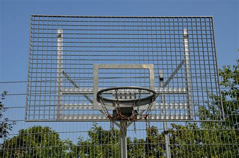 학교에서 볼 게임을위한 다기능 야외 놀이터 라인이있는 플라스틱 카펫에서 녹색 인조 잔디 농구 농구와 축구 목표 높은 그물과 가드레일을 잡는 주변 0명에 대한 스톡 사진 및