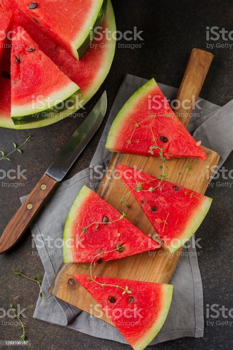 회색 돌 배경에 조각으로 잘라 신선한 생 수박 선택적 초점 맨 위 보기입니다 공간을 복사합니다 0명에 대한 스톡 사진 및 기타