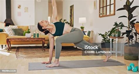 여성 Trikonasana 요가 및 피트니스를 위한 집 거실에서 마음챙김을 위한 웰빙 홍보 명상 소녀 사람 및 평화 균형 또는 선에 대한 훈련은 집안의 라운지 바닥에서