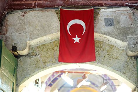 터키 이스탄불의 그랜드 바자 벽에 있는 터키 국기 아시아 여행 및 관광 명소 0명에 대한 스톡 사진 및 기타 이미지 Istock