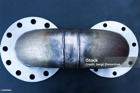 검은색 배경에 격리된 끝에 두 개의 플랜지가 있는 용접된 스테인리스 스틸 구부러진 파이프 0명에 대한 스톡 사진 및 기타 이미지