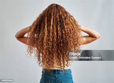 건강하고 자연스럽고 생강 머리카락을 가진 여성으로 곱슬 곱슬 머리 오번 또는 레드 뷰티 헤어 스타일 백뷰를 편안하게합니다 샴푸 살롱 헤어 케어 또는 회색 배경에 고립 된