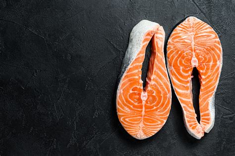 생 연어 스테이크 대서양 물고기입니다 검은 색 배경입니다 맨 위 보기 텍스트를 위한 공간 건강한 식생활에 대한 스톡 사진 및 기타 이미지 Istock