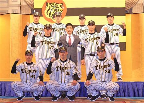阪神が新人の入団会見で背番号発表 D1位・佐藤輝が背番号「8」を披露 サンスポ