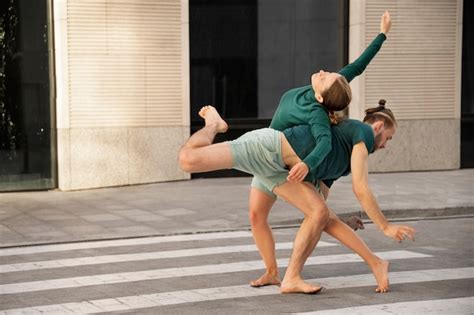 거리에서 함께 춤을 추는 풀 샷 사람들 무료 사진