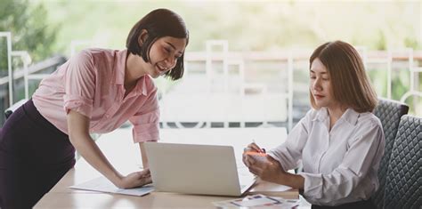 스마트 폰 템플릿에 대해 논의하는 두 명의 젊은 전문 Ui 그래픽 디자이너 개념에 대한 스톡 사진 및 기타 이미지 개념