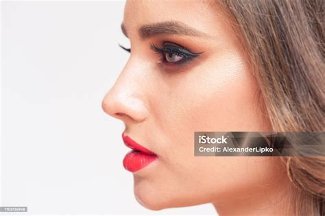 미용 메이크업 아름 다운 얼굴과 분홍색 입술을 가진 여자 매력적인 섹시 한 메이크업 부드러운 부드러운 피부와 통 통하게 살 찐 풀 핑크 입술 아름 다운 젊은 우아한 여성