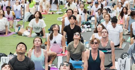 요가의 날 맞아 광화문 광장서 요가를
