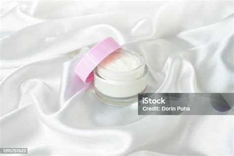 흰색 새틴 주름 배경에 열린 분홍색 뚜껑이있는 핸드 크림 유리 항아리 각질제거에 대한 스톡 사진 및 기타 이미지 각질제거 보습제 비단 Istock