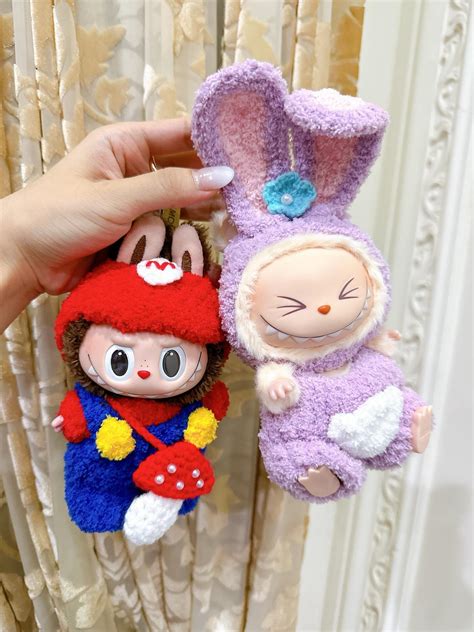 我的labubu來了☺️ 來幫他們穿衣服😆 今天一歲半的姪子來 看到labubu會怕 我就放labubu之歌給他聽 還有讓他看北京泡泡瑪特城市樂園 最後看labubu舞蹈教學 他很喜歡看 然後