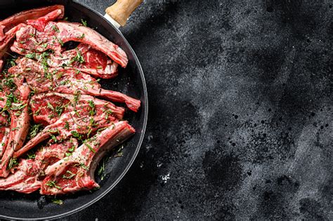 백리향과 민트 뼈가있는 생 고기로 절인 양고기 랙 유기농 양고기 고기 검은 색 배경 맨 위 보기입니다 복사 공간 갈비 음식에 대한 스톡 사진 및 기타 이미지 Istock