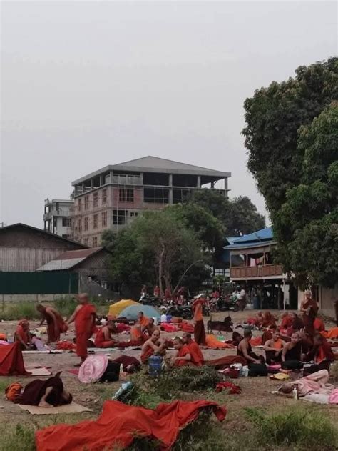 ငလျင်ကြောင့် ဦးလှသိန်းဗိမာန်အတွင်း စာဖြေဆိုနေသည့် သံဃာတော်အပါး ၁၀၀ ကျော်ပိတ်မိနေပြီး အပါး ၈၀ က