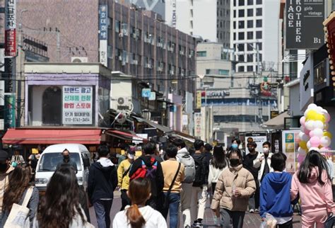 코로나 확진 9만3001명 진정세 지속18일 거리두기 전면 해제 동아사이언스