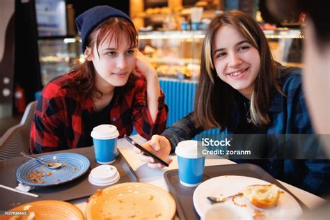 카페테리아에서 친구들과 간식과 커피를 먹는 쾌활한 십대 소녀 14 15 살에 대한 스톡 사진 및 기타 이미지 14 15 살 3 명 Z세대 Istock