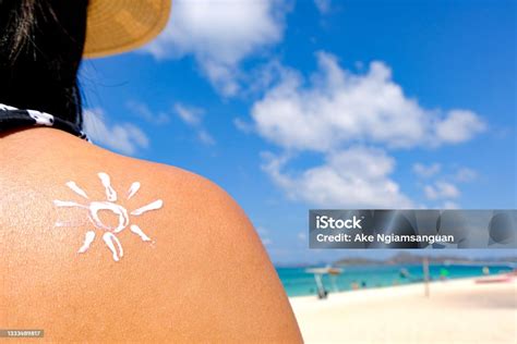 여성 적용 자외선 차단제 햇빛 하늘 배경 건강 및 스킨 케어 개념을 많이 개념에 대한 스톡 사진 및 기타 이미지 개념 건강관리와 의술 계절 Istock