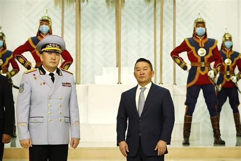 ЦЭРГИЙН ДЭЭД ЦОЛ ХҮРТЭЭЛЭЭ Монгол Улсын Ерөнхийлөгч Х Баттулга цэргийн дээд цол хүртээлээ