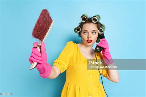 충격을 받은 젊은 예쁜 소녀 블루 스튜디오 배경에 고립 된 그녀의 머리에 컬링과 주부 감정 여성의 권리 아름다움 가족 1970 1979 년에 대한 스톡 사진 및 기타 이미지