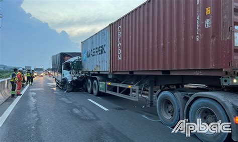 Va Chạm Liên Hoàn Trên Cao Tốc 1 Tài Xế Tử Vong Báo Ấp Bắc điện Tử Tin Nhanh Chính Xác
