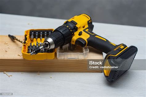 보드에 셀프 태핑 나사가있는 테이블의 배터리에 전기 무선 드라이버 0명에 대한 스톡 사진 및 기타 이미지 0명 Diy 건물 외관 Istock