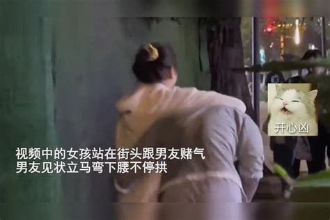男孩街头哄生气女友全程弯腰注视疯狂撒娇下秒画面齁甜 女友 全程 画面