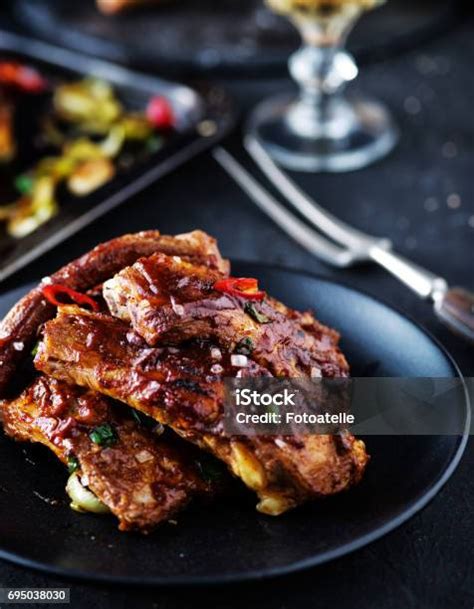 구운된 슬라이스 바베 큐 돼지 갈비 양념 매운 가봉과 소스 그리고 야채와 함께 제공 됩니다 0명에 대한 스톡 사진 및 기타 이미지 Istock