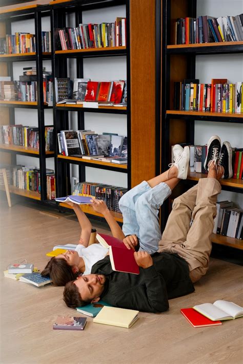 도서관 사서 이미지 Freepik에서 무료 다운로드