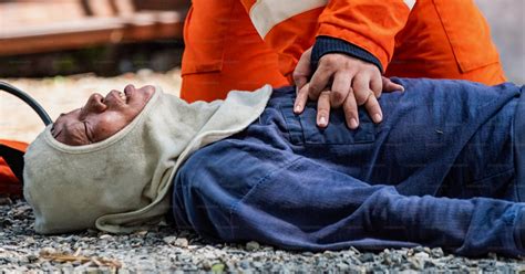 안전 구조 임무에 소방복을 입은 소방관의 중간 샷은 응급 응급 Cpr로 불타는 건물 내에서 심장 마비 남자의 호흡을 멈추는 데 도움이됩니다 안전 구조 및 건강 관리 개념