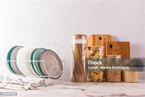 친환경 주방용품 세트 건조기 접시 돌 조리대 위에 건조 식품이 담긴 유리병 앞 모습 공간의 복사본입니다 가정 생활에 대한 스톡 사진 및 기타 이미지 Istock