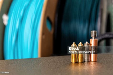 3d 프린터 교체 새 노즐 및 필라멘트로 테이블의 열 차단 0명에 대한 스톡 사진 및 기타 이미지 0명 3d 프린팅 필라멘트 3차원 인쇄 Istock