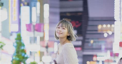 밤에 도쿄의 빛나는 도시 풍경에서 포즈를 취하는 젊은 여자 사진 Unsplash의 초상 이미지