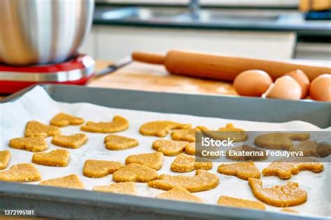 오븐 용지에 하트 모양의 쿠키 수제 페이스트리 또는 케이크 쿠키 를 굽는 가정 생활에 대한 스톡 사진 및 기타 이미지 가정 생활 가정 주방 가정용 장비 Istock