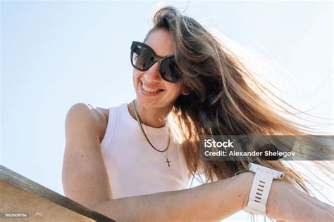 야외에서 여자의 여성 초상화 선글라스를 착용 한 고급 소녀 행복한 사람이 웃고 있고 아름다운 사람들과 함께 라이프 스타일 사진을 찍고 있습니다 시계에 대한 스톡 사진 및