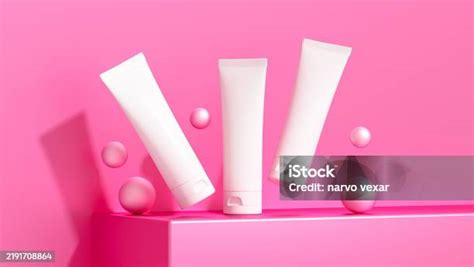 핑크 미니멀리스트 디스플레이 흰색 제품 튜브 떠 다니는 구체 파스텔 배경 3d 렌더링 깨끗한 구성 뷰티 브랜딩 세련된 디자인