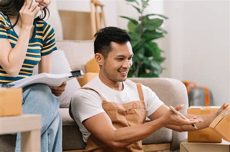 중소기업 기업가 중소기업 프리랜서 부부는 재택 근무 상자 태블릿 및 노트북 온라인 마케팅 포장 배달 전자 상거래 개념에서 일합니다 25 29세에 대한 스톡 사진 및 기타