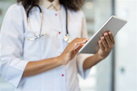 현대 병원 환경에서 환자 정보 및 의료 기록을 위해 디지털 태블릿을 사용하는 의료 전문가 간호사에 대한 스톡 사진 및 기타 이미지 간호사 순서 컴퓨터 Istock