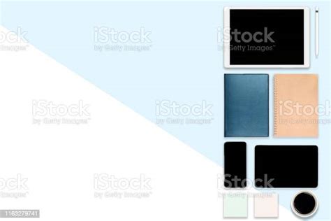 노트북 컴퓨터 디지털 태블릿 휴대 전화 및 액세서리와 사무실 테이블의 평면 누워 사진 현대적인 톤 배경에 데스크톱 사무실 모형 개념입니다 개념에 대한 스톡 사진 및 기타