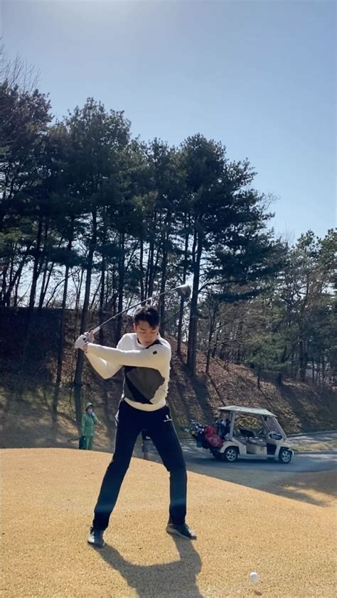 김석민 팔 피려면 클럽이 움직이는 반대 방향으로 버텨 주세요 팔은 자연스레 펴지고 축도 잡히게 됩니다 특히 드라이버는 더더욱 김석민프로 스텝골프