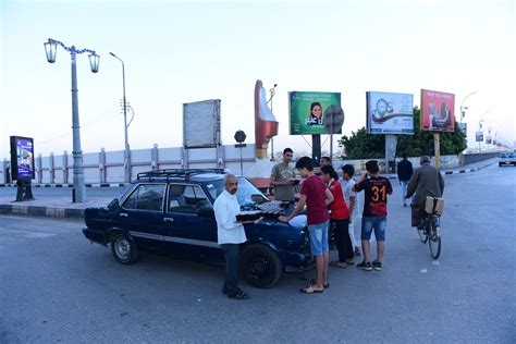 شباب وأطفال يوزعون التمر والعصائر على الصائمين في شوارع سوهاج صور