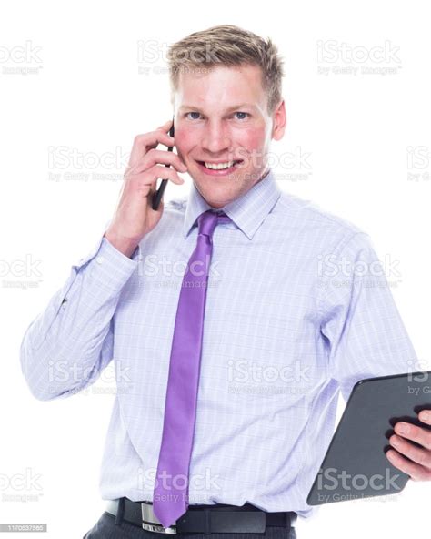 흰색 배경에 놀라운 젊은 성인 사업가 전화와 디지털 태블릿을 들고있다 20 29세에 대한 스톡 사진 및 기타 이미지 20 29세 25 29세 긍정적인 감정 표현