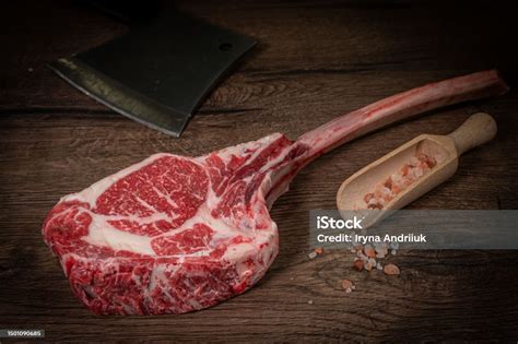 어두운 슬레이트 돌 또는 콘크리트 배경에 향신료를 곁들인 생 쇠고기 스테이크 복사 공간이 있는 평면도입니다 0명에 대한 스톡 사진 및 기타 이미지 Istock