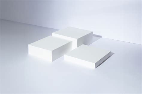 추상 현대적이고 미니멀한 스타일 제품 전시 프레젠테이션을 위한 흰 벽 장면 배경이 있는 화이트 큐브 스텝 연단 백색 입방체에