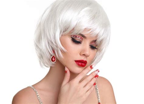 لب قرمز آرایش کریسمس دختر زیبا عکس پرتره ناخن مانیکور جواهر سازی مدل موهای سفید کوتاه سفید زن با