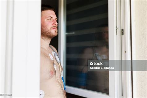 심장 모니터가있는 남자의 초상화 심장 작업의 연구 심장학 홀터 모니터 의료 진단 건강 관리 병원 심전도 센서 심전도 및 혈압 측정 건강 검진에 대한 스톡 사진 및 기타