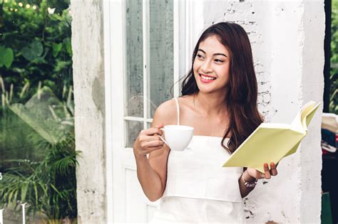 카페에서 커피 한 잔을 들고 편안 하 게 아름 다운 젊은 여자 귀여운에 대한 스톡 사진 및 기타 이미지 귀여운 라떼 레스토랑 Istock